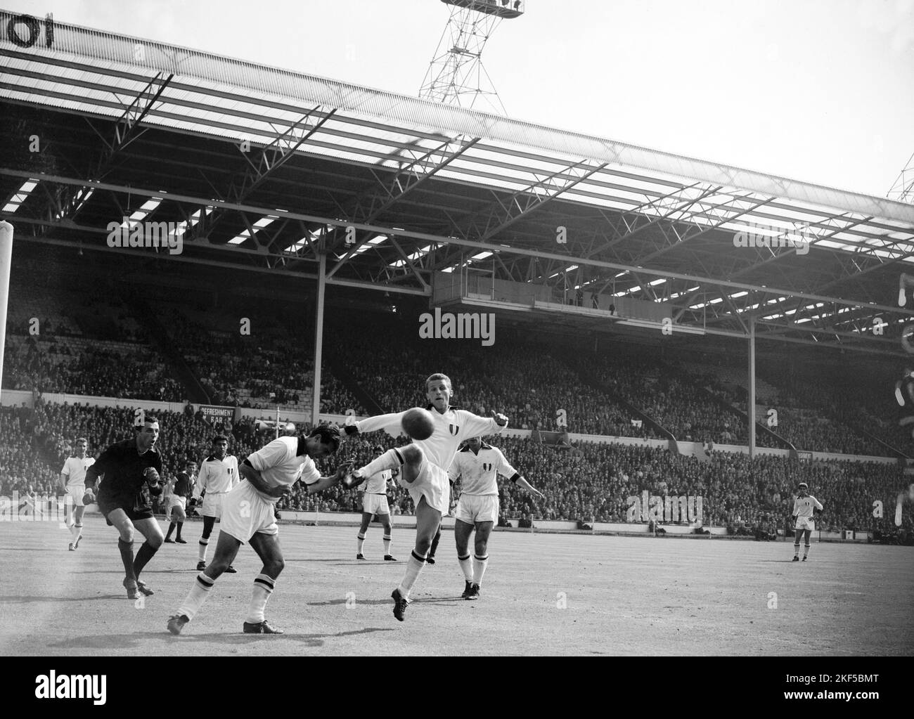 (L-R) AC Milan goalkeeper Giorgio Ghezzi looks on as teammates Mario ...