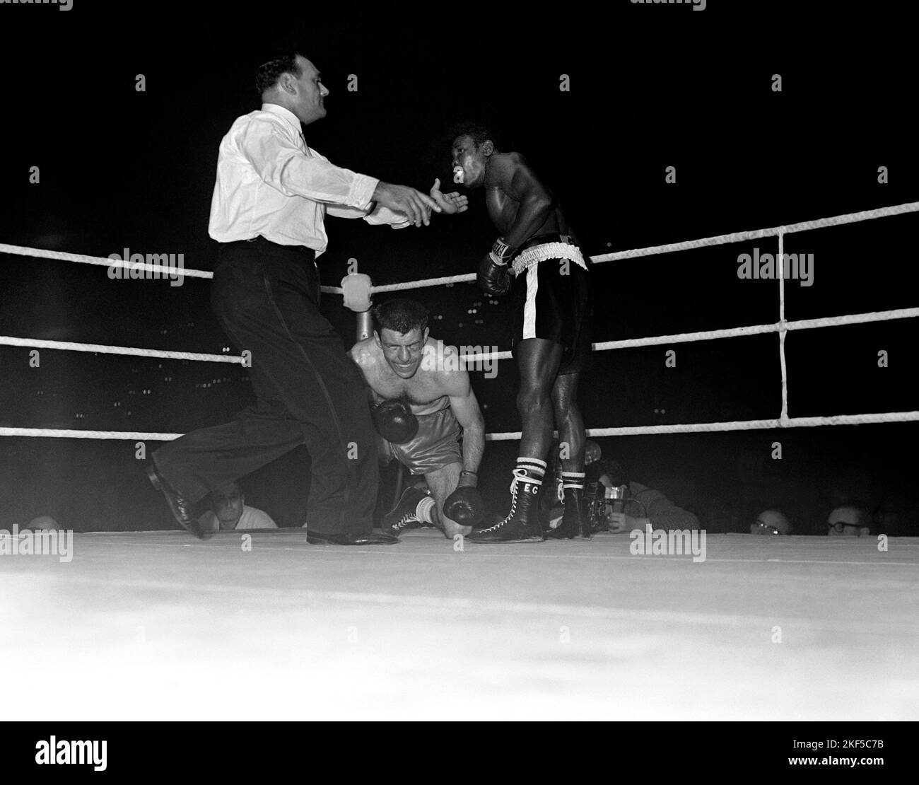 Action from the World Welterweight Championship fight between Emile ...