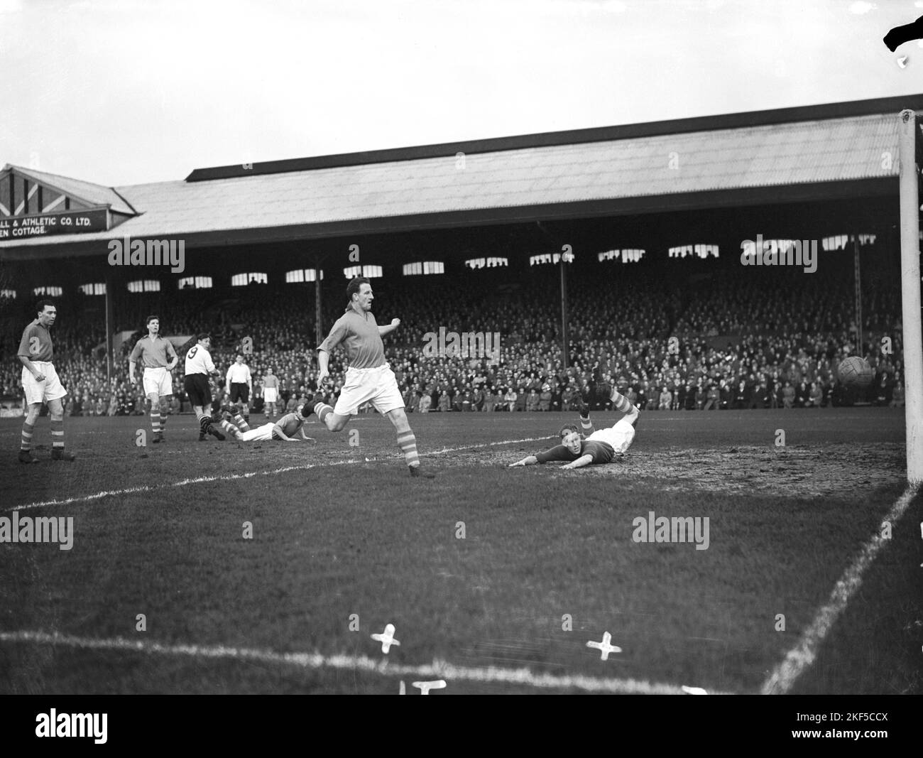 Nottingham Forest's Geoff Thomas (c) and goalkeeper Bill Farmer (r ...