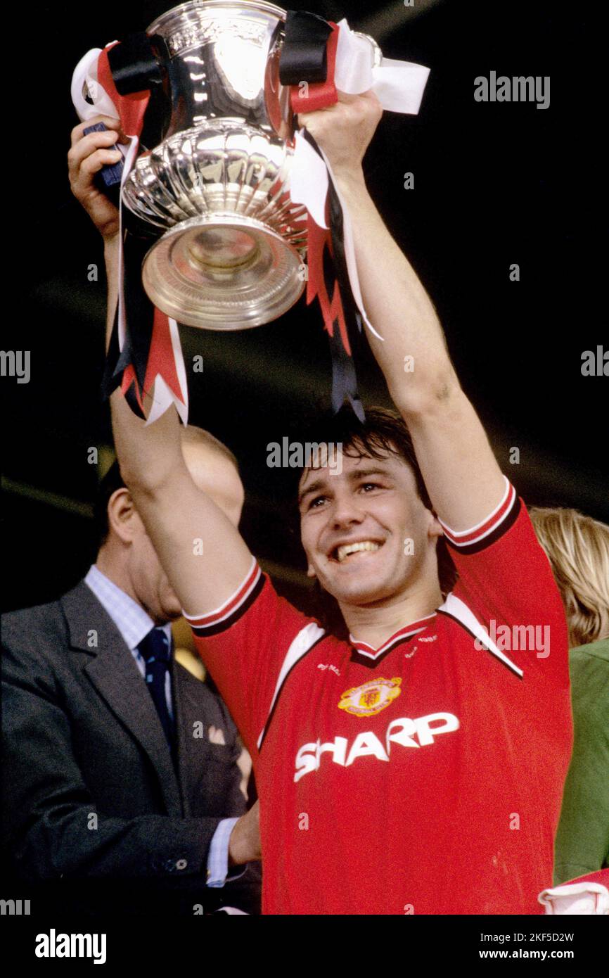Manchester United captain Bryan Robson lifts the FA Cup Stock Photo - Alamy