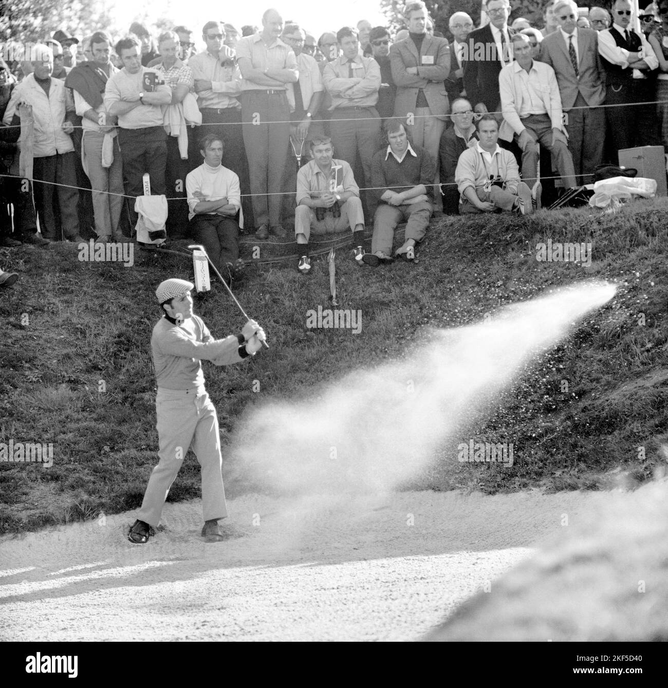 Gary Player plays out of a bunker Stock Photo - Alamy
