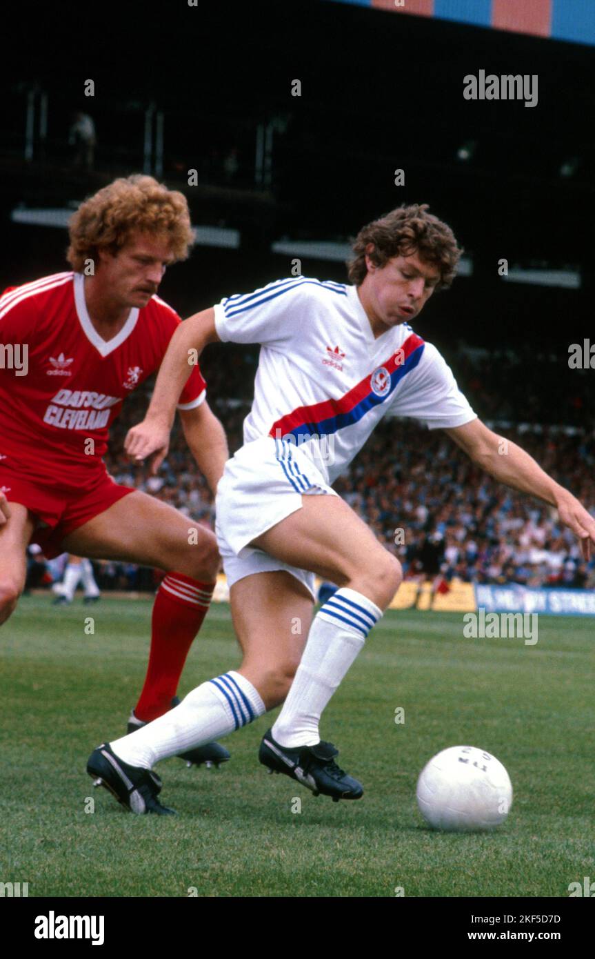 Crystal Palace's Clive Allen (r) shields the ball from Middlesbrough's ...