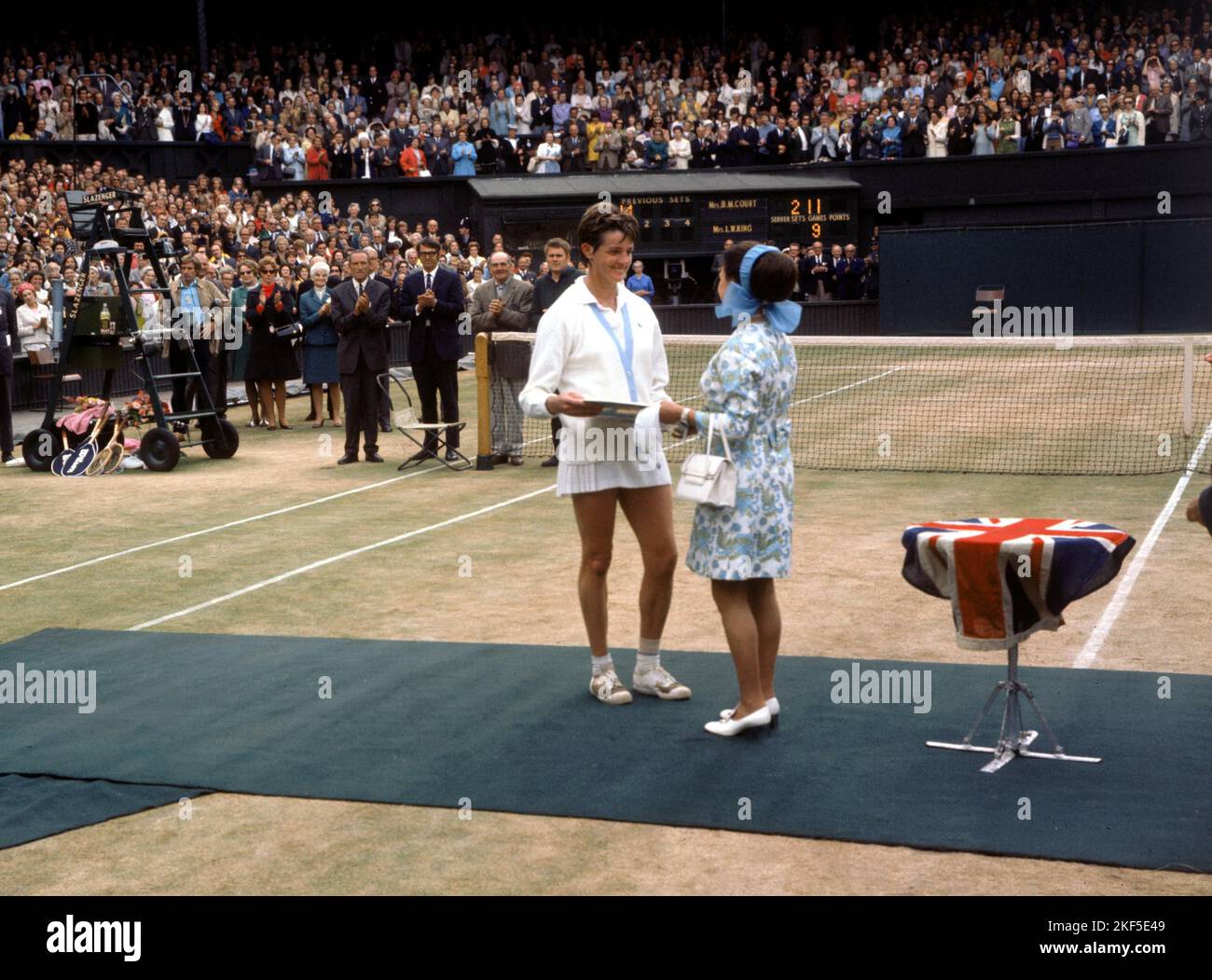 Princess Margaret (r) presents the Ladies' Singles trophy to Margaret ...