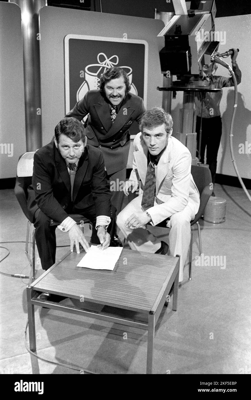 Olympic bronze medallist Alan Minter (r) signs his first professional ...