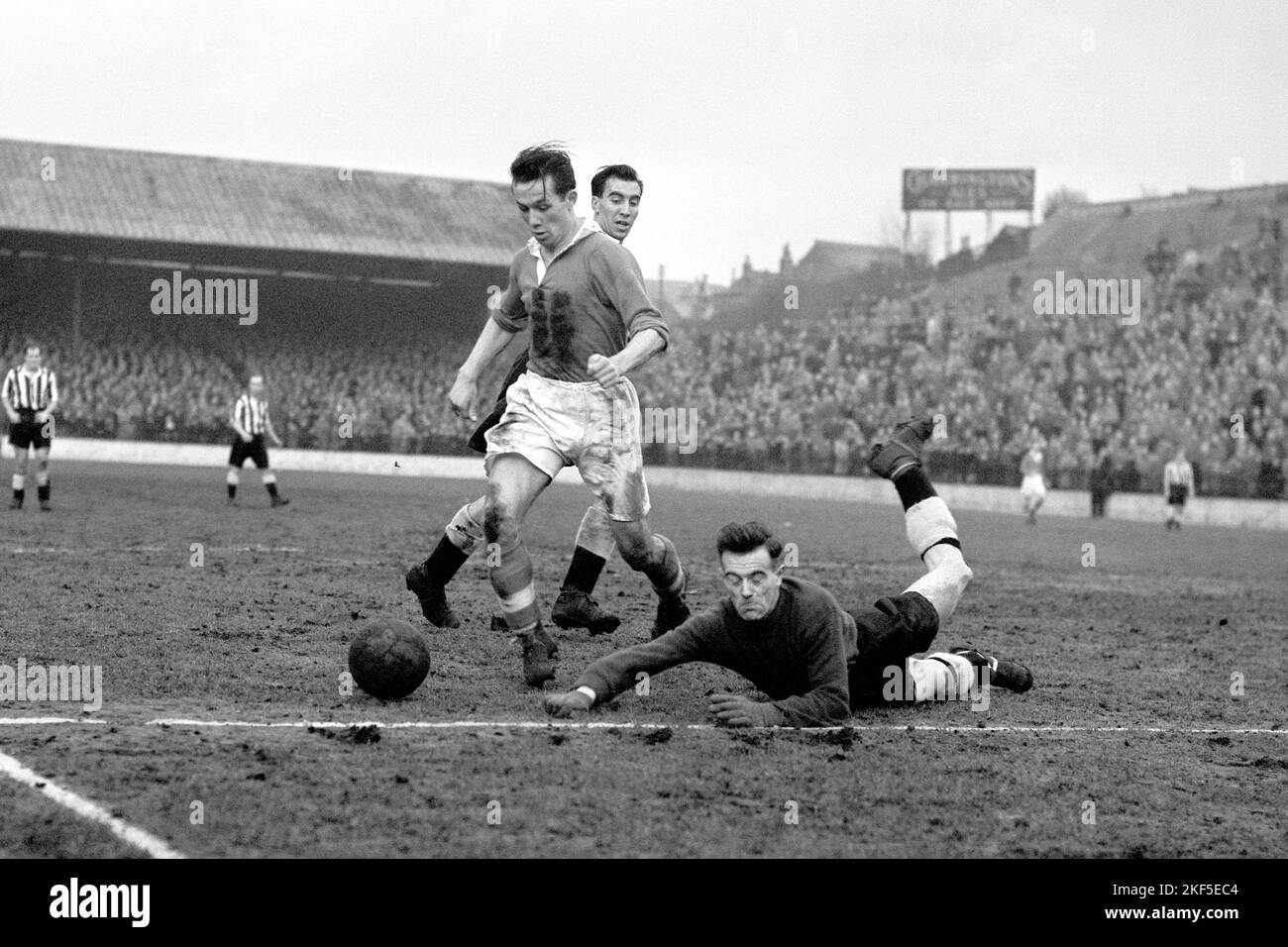 Charlton Athletic's Bobby Ayre (l) rounds Newcastle United goalkeeper ...