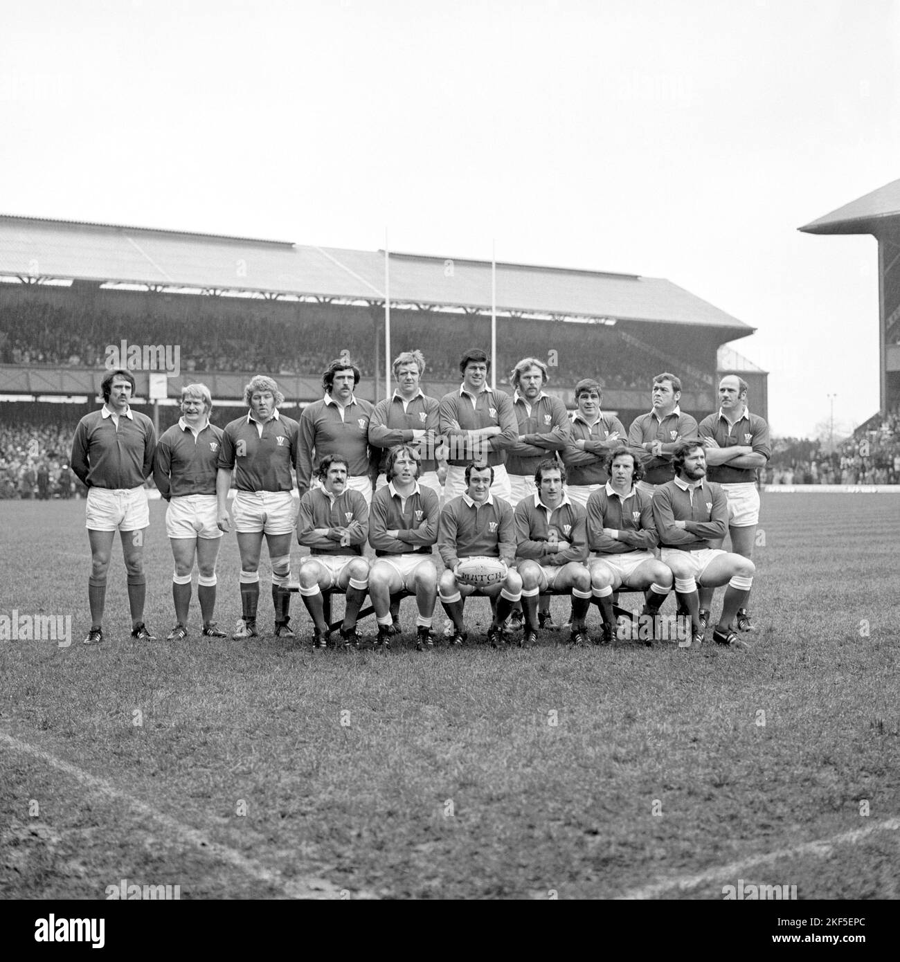 Wales team group: (back row, l-r)line judge, Steve Fenwick, Graham ...
