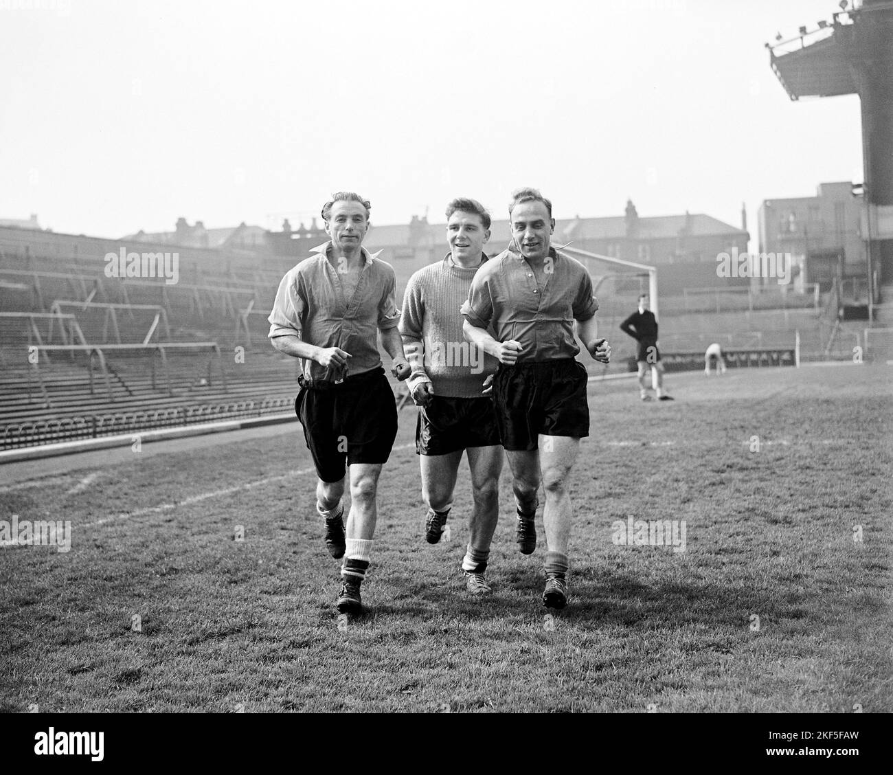 (L-R) England's Stanley Matthews, Duncan Edwards and Billy Wright warm ...