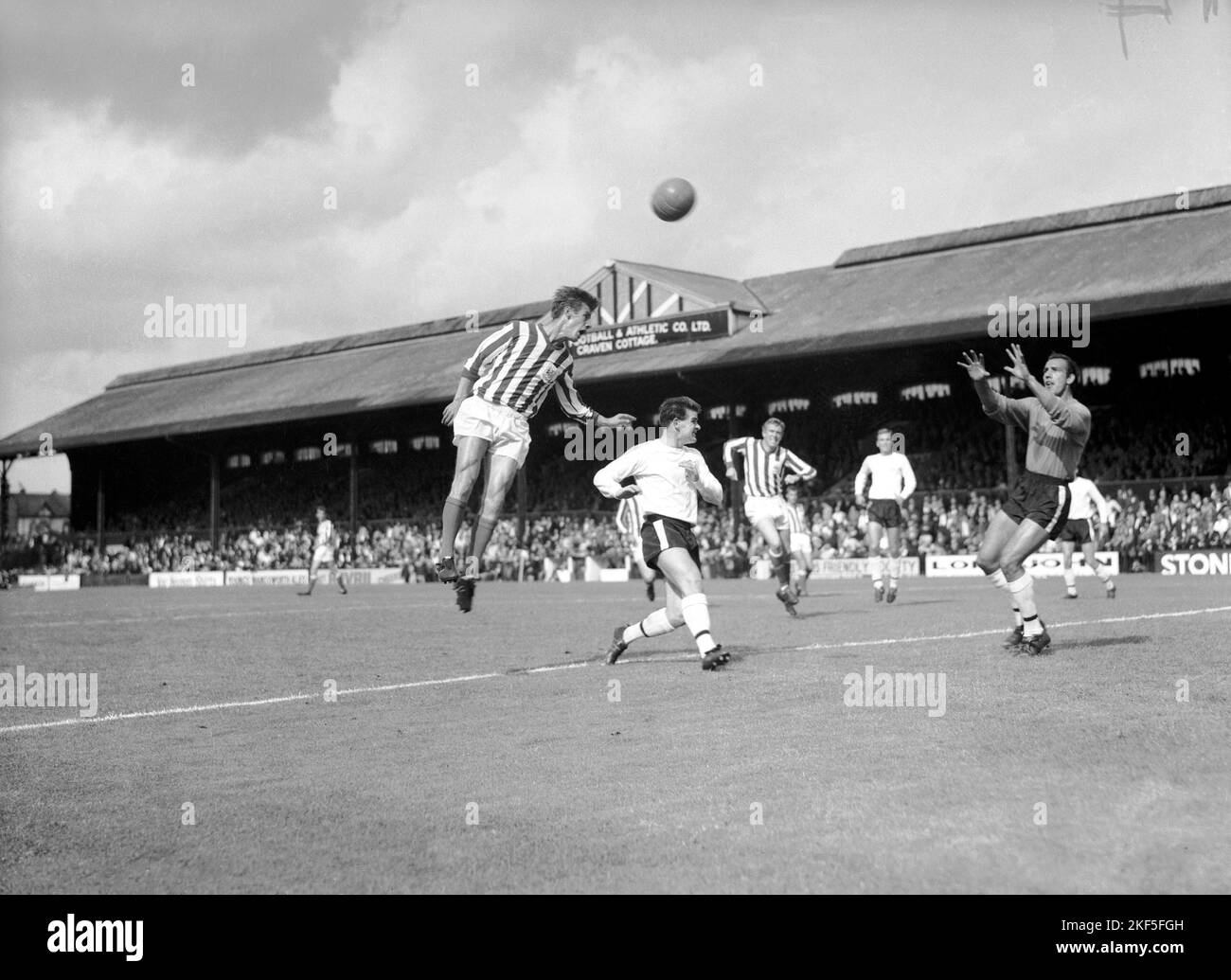 Sheffield United's Gil Reece (l) loops a header goalwards as Fulham ...