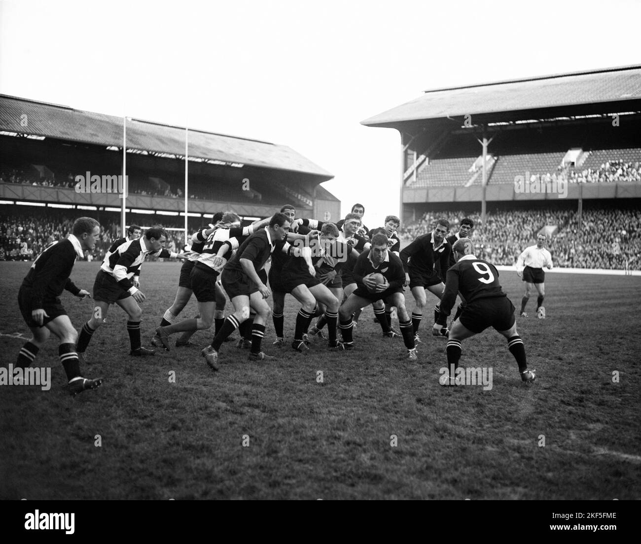 New Zealand's Colin Meads (third r) turns to feed his backs after ...