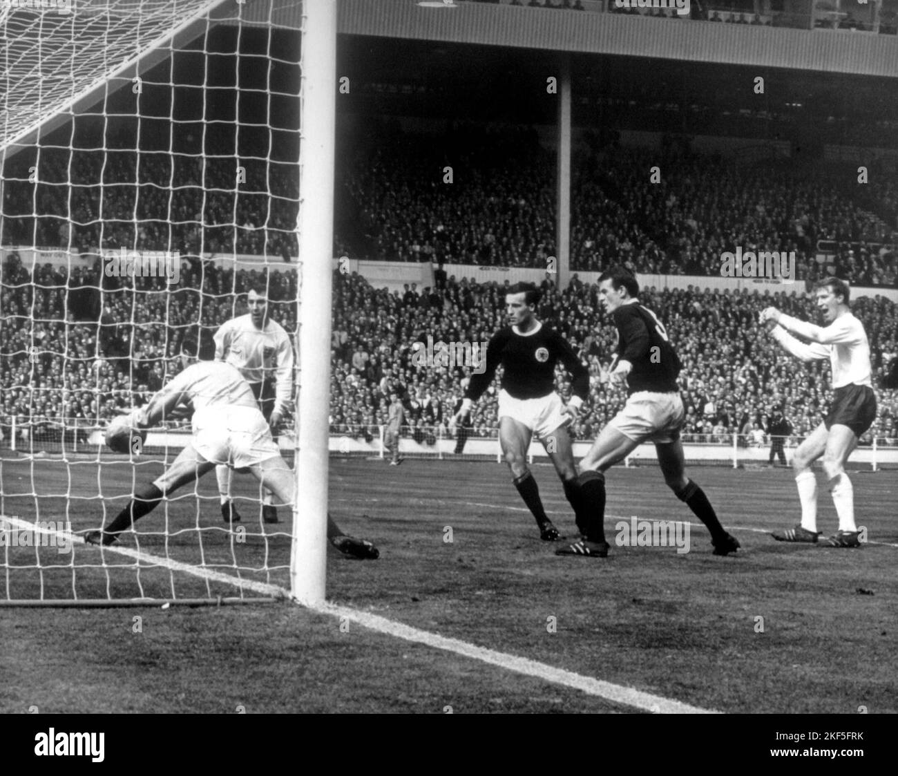 Scotland goalkeeper Ronnie Simpson (l) saves a header from England's ...