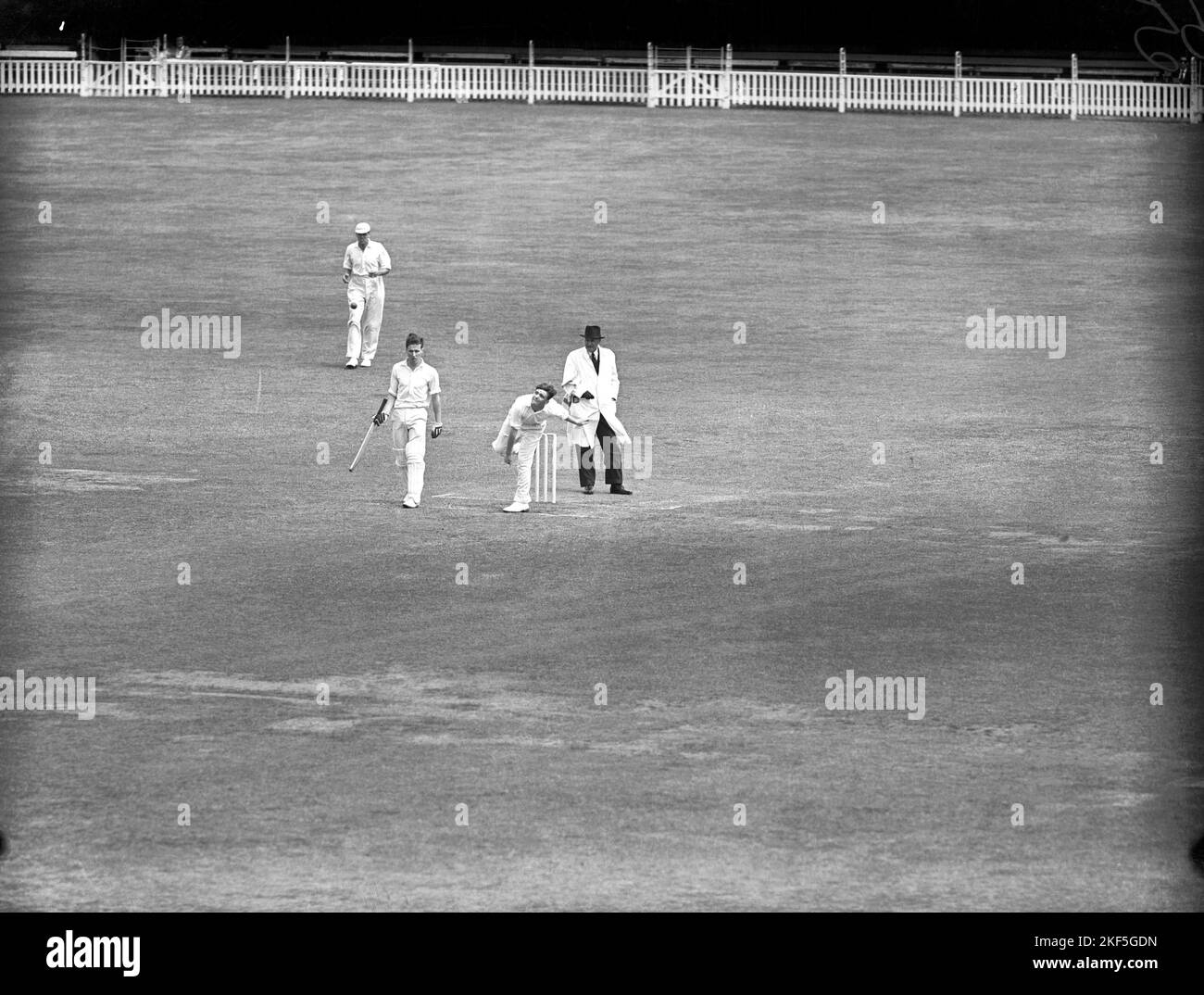 Cambridge University's Robin Marlar (second r) bowling Stock Photo - Alamy