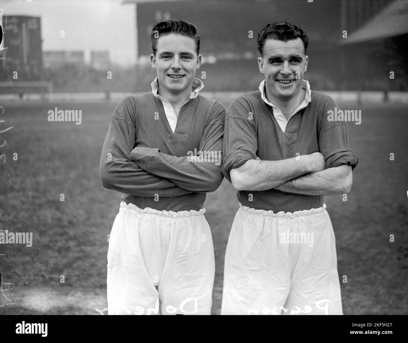 (L-R) John Doherty and Stan Pearson, Manchester United Stock Photo - Alamy