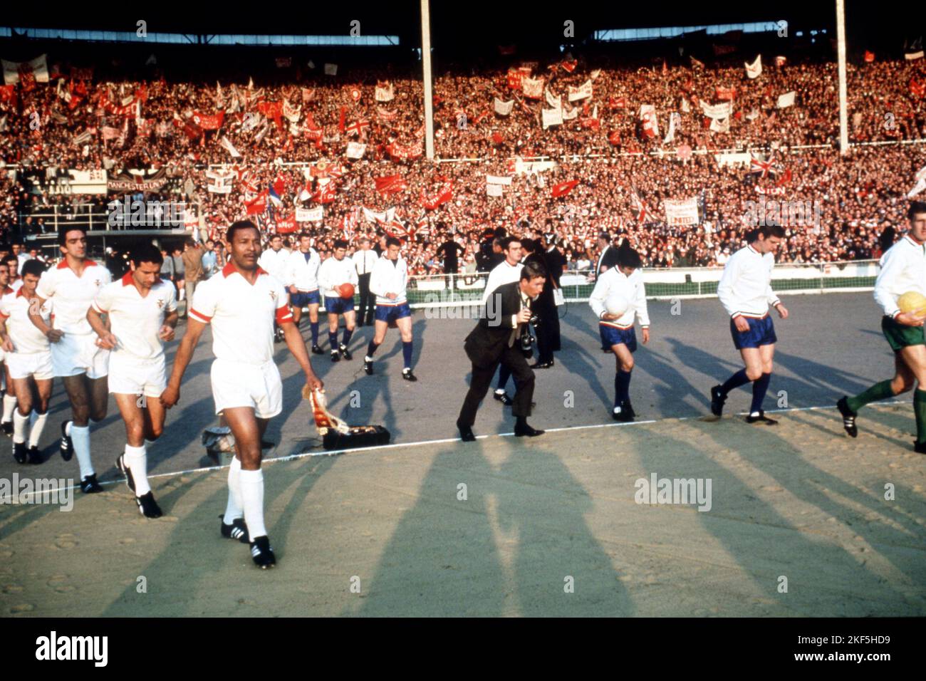 The two teams walk out at Wembley for the European Cup Final Stock ...