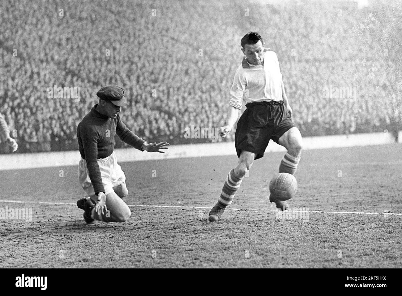 Middlesbrough's Johnny Spuhler (r) tries to round Charlton Athletic ...