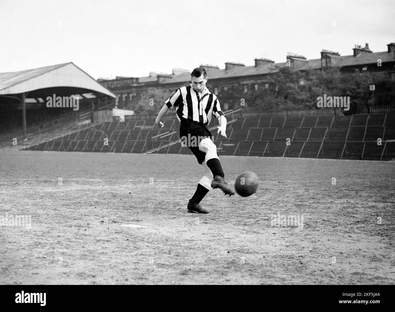Jackie Milburn, Newcastle United Stock Photo - Alamy