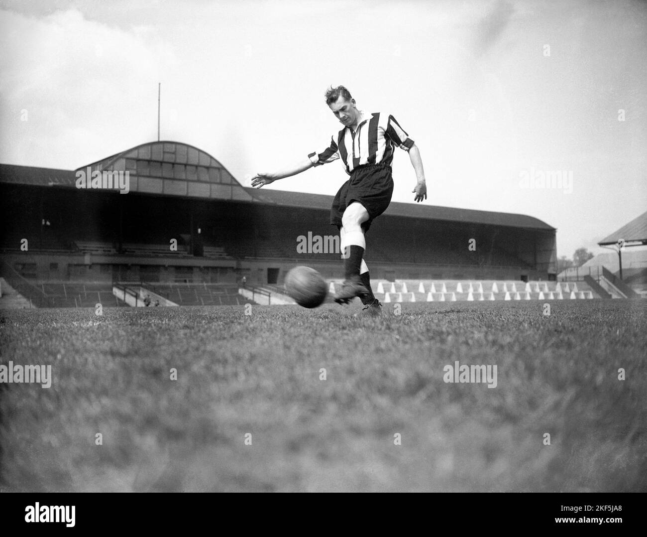 Jackie Milburn, Newcastle United Stock Photo - Alamy