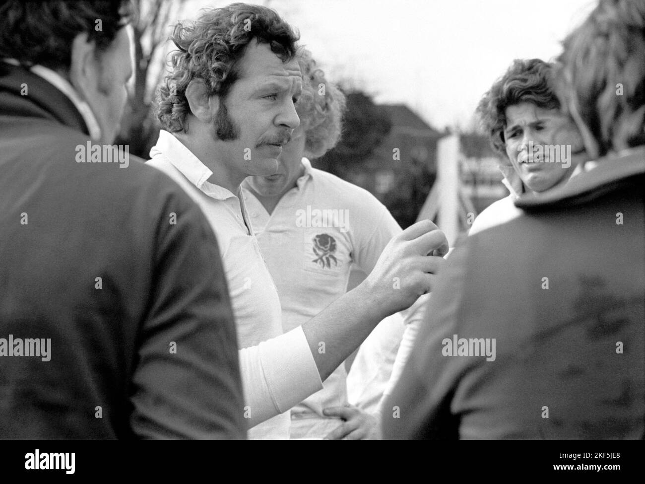 England captain Bill Beaumont gives a team talk during training Stock ...