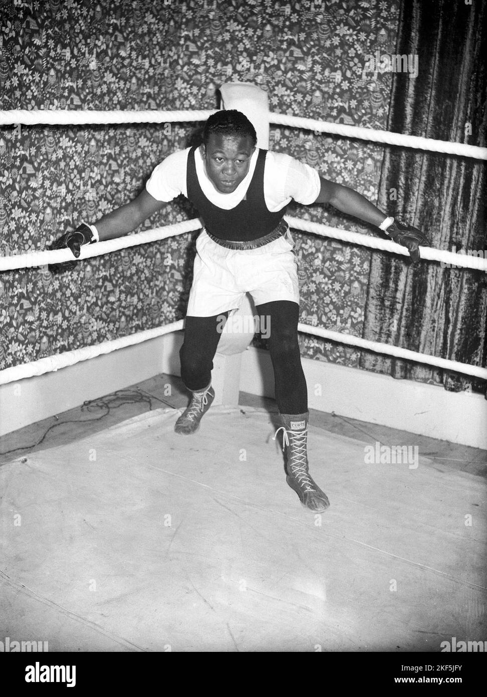 Cuban boxer Kid Gavilan (real name Gerardo Gonzalez) trains in London ...