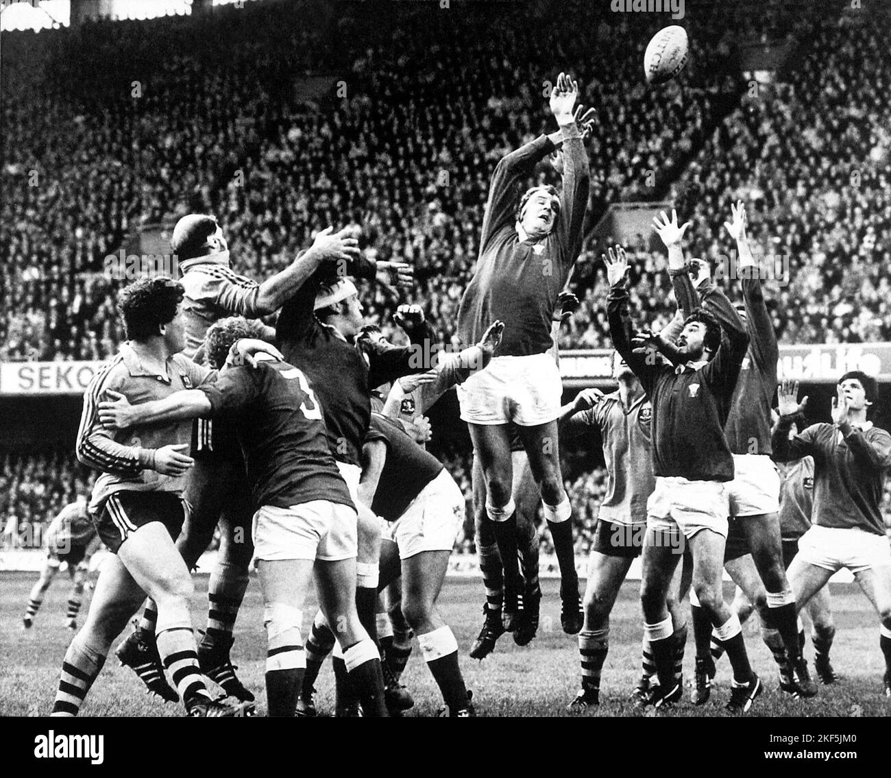 Wales' Richard Moriarty (c) jumps highest at a line out Stock Photo - Alamy