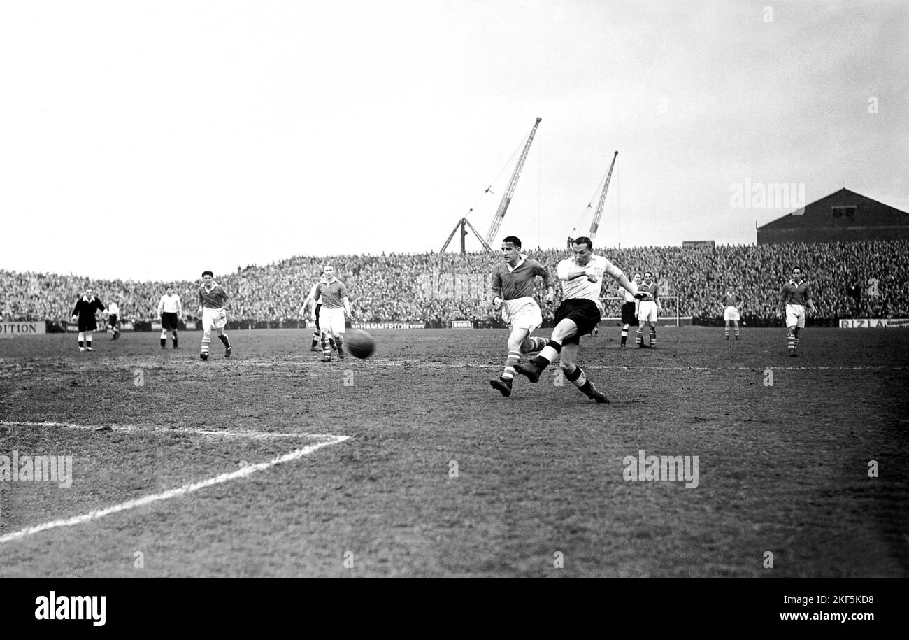 Fulham's Bob Thomas (r) fires in a shot before Middlesbrough's Jimmy ...