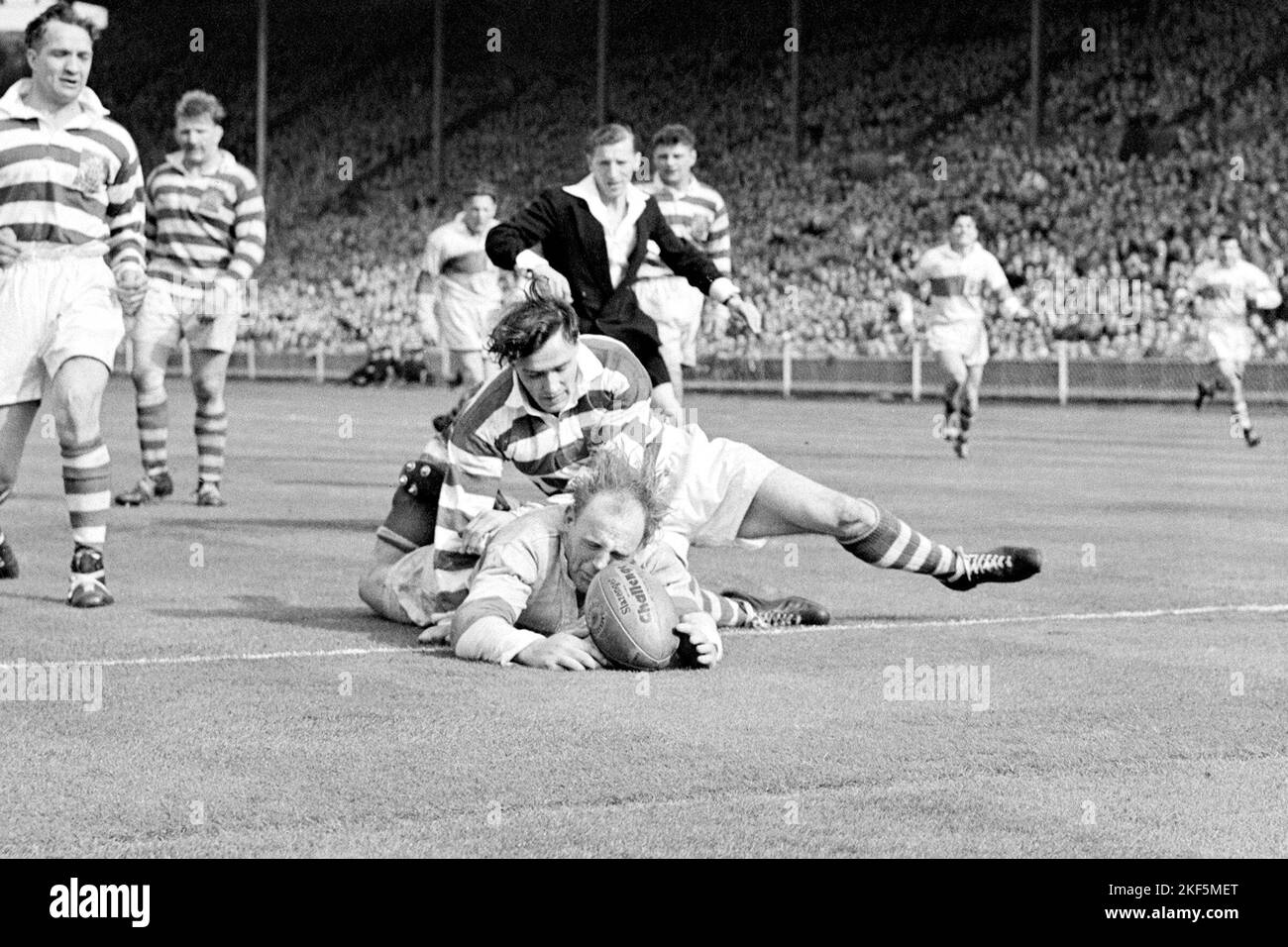 St Helens captain Alan Prescott touches down his team's third try Stock ...