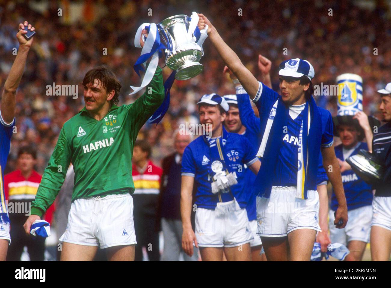 Everton goalkeeper Neville Southall (l) holds up the FA cup with ...