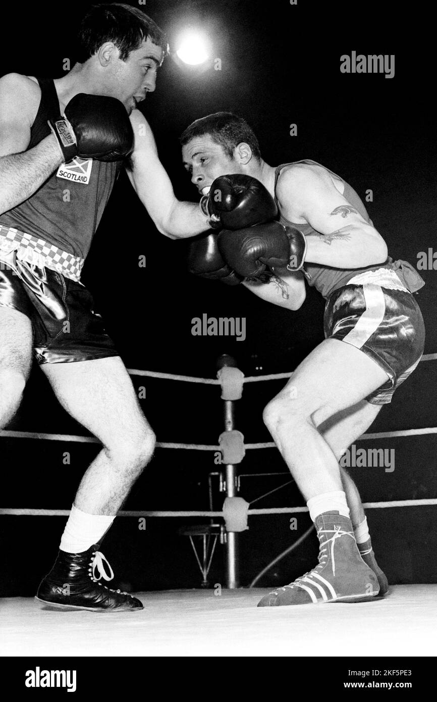 (L-R) Peter Harrison throws a left at his opponent, Davies Stock Photo ...