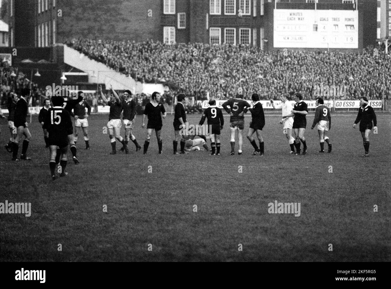 The teams line up, very loosely, for a line out Stock Photo - Alamy