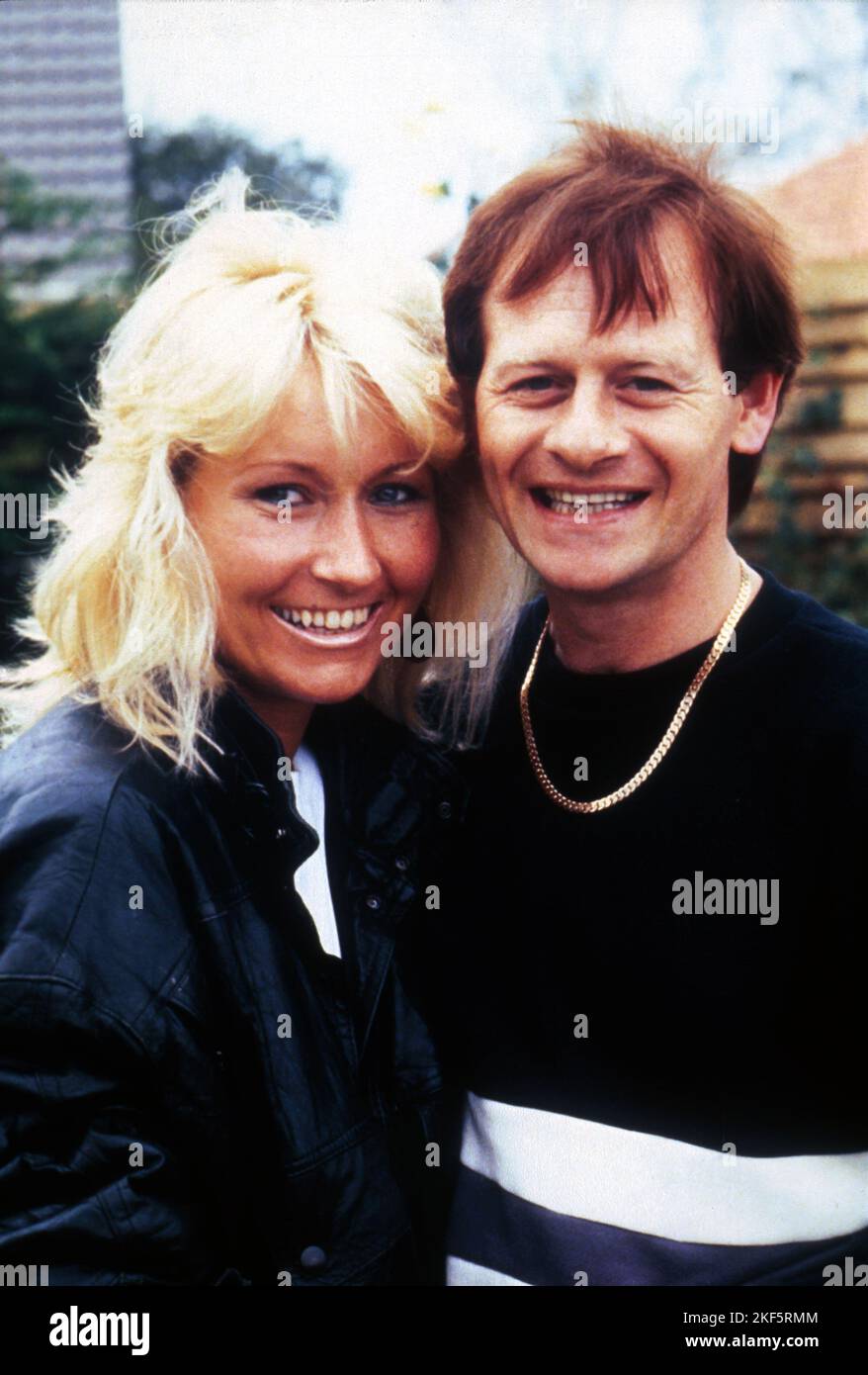 Alex Higgins (r) with his girlfriend Siobhan Kidd (l Stock Photo - Alamy