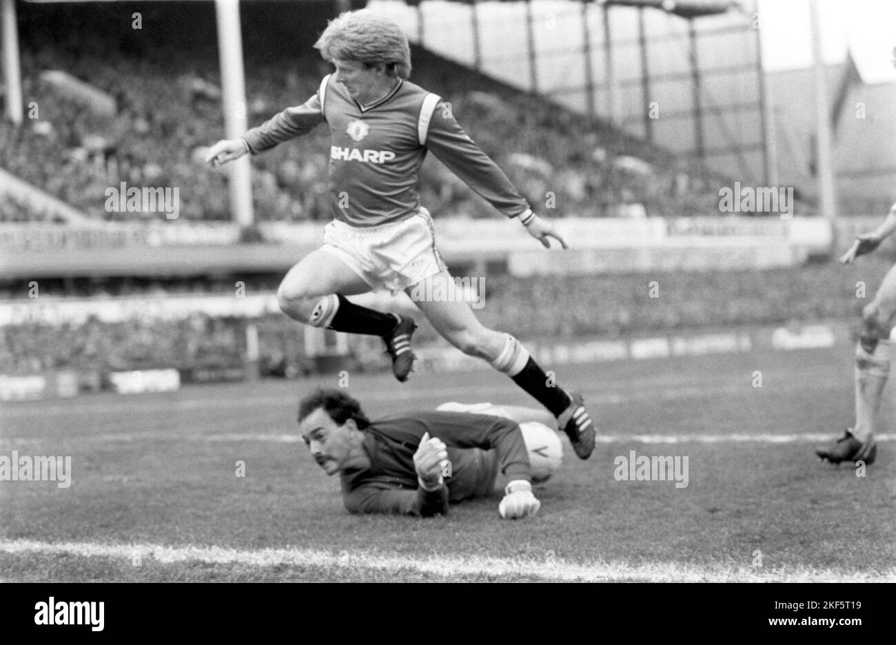Manchester United's Gordon Strachan hurdles Liverpool goalkeeper Bruce ...
