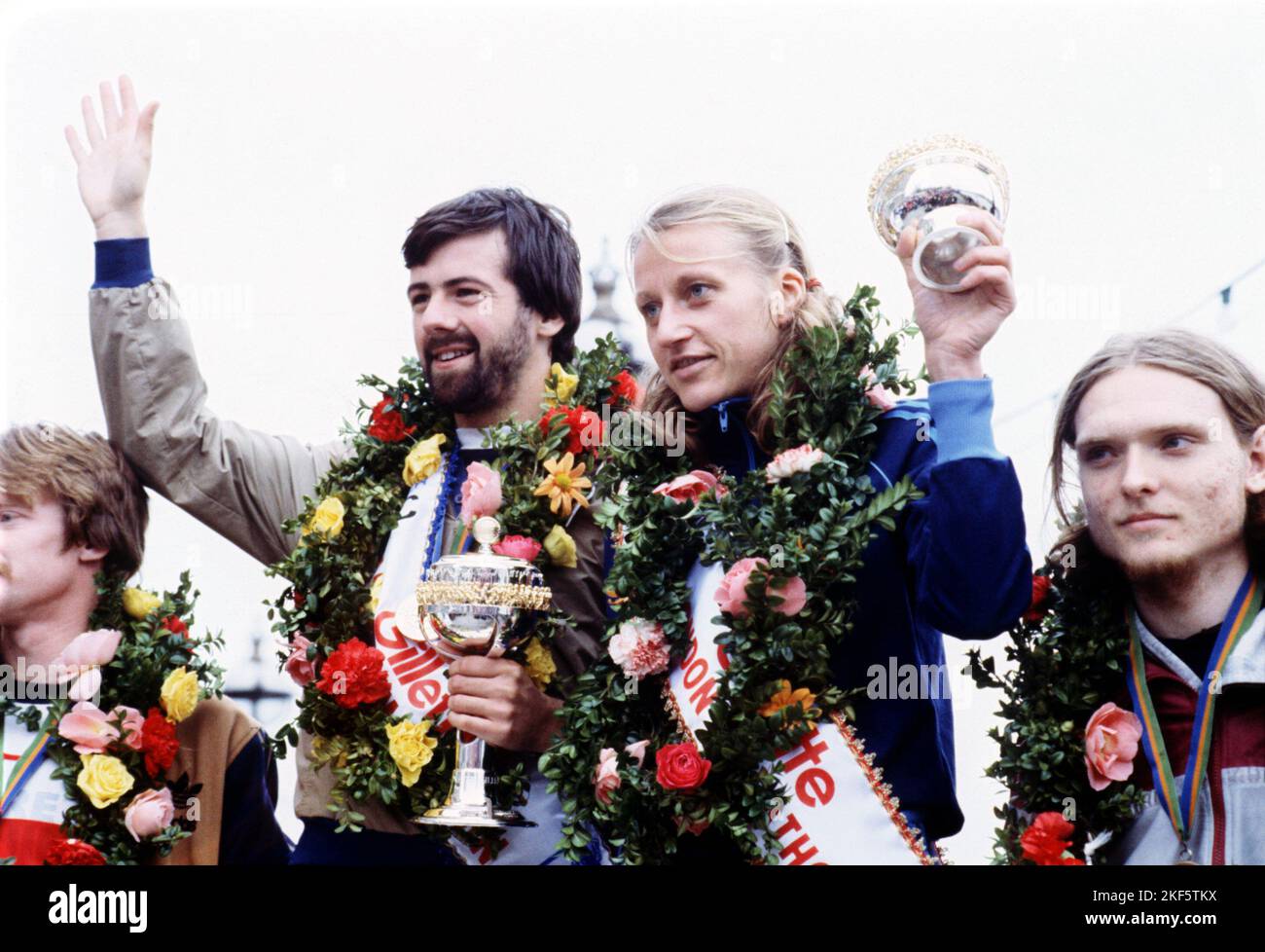 The two winners, Mike Gratton (l) and Greta Waitz (r), acknowledge the ...