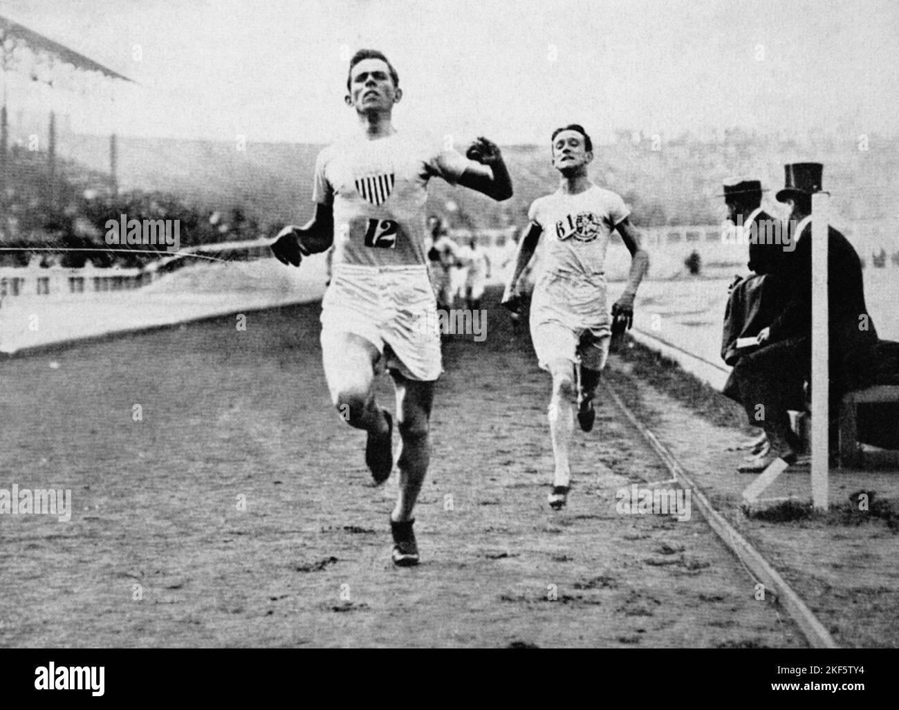 USA's Mel Sheppard (l) wins gold from Great Britain's Harold Wilson (r ...