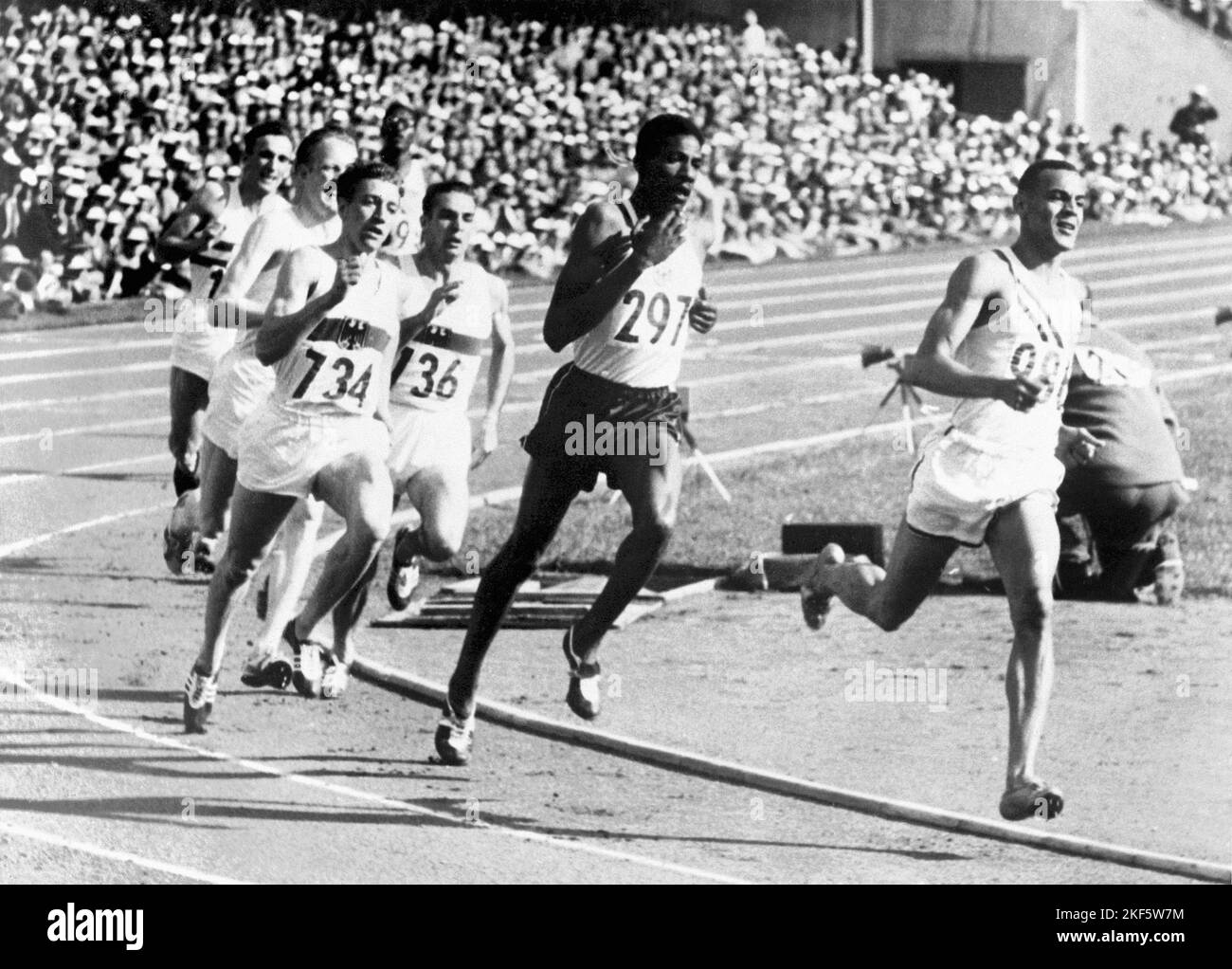 USA's Mal Whitfield (r) leads from Jamaica's Arthur Wint (second r) and ...