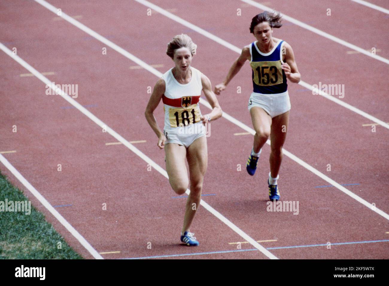 West Germany's Annegret Richter (l) storms away from East Germany's ...