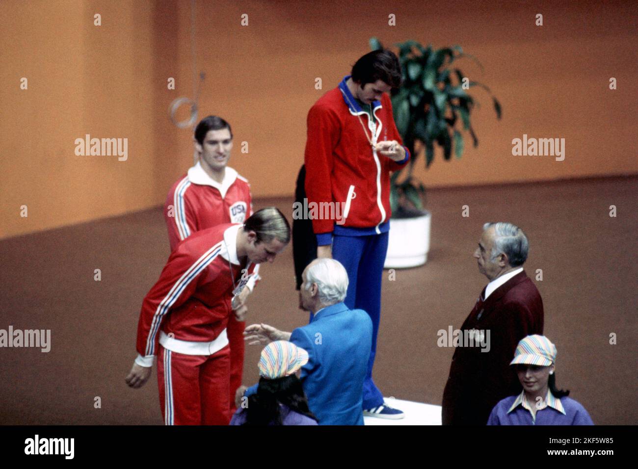 USA's Richard Colella (l, back) looks on as Great Britain's David ...