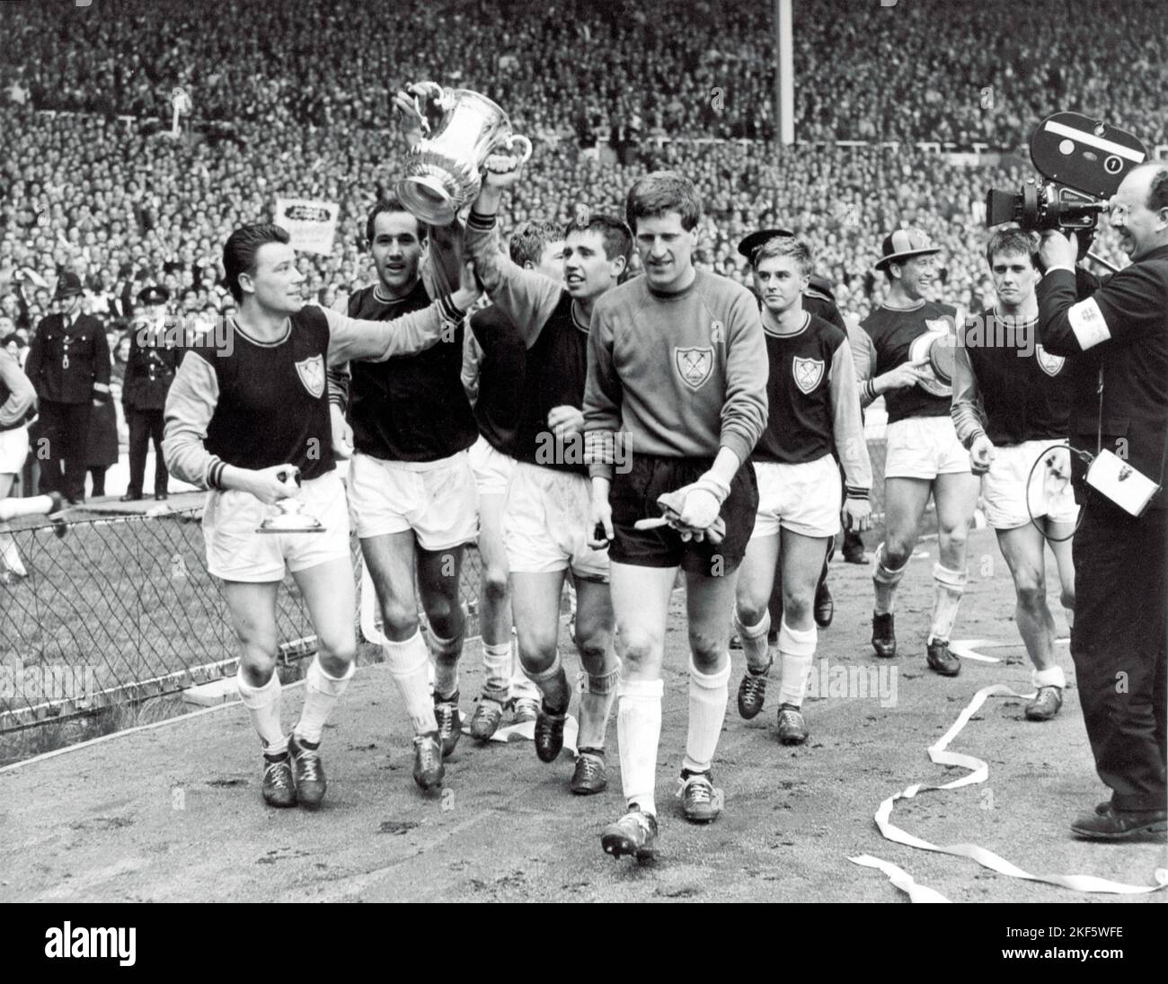West Ham United parade the FA Cup around Wembley following their 3-2 ...