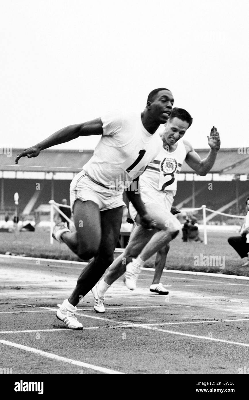 USA's Bob Hayes (l) dips to win the men's 100m Stock Photo - Alamy