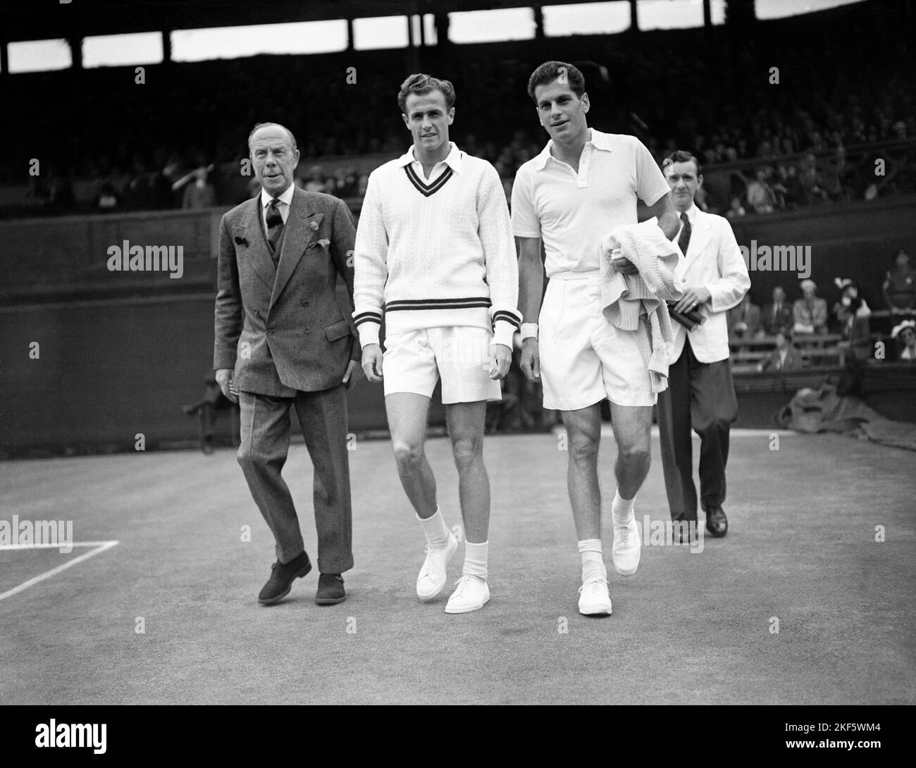 (L-R) Umpire Sir Louis Gregg accompanies the two finalists, Ken ...