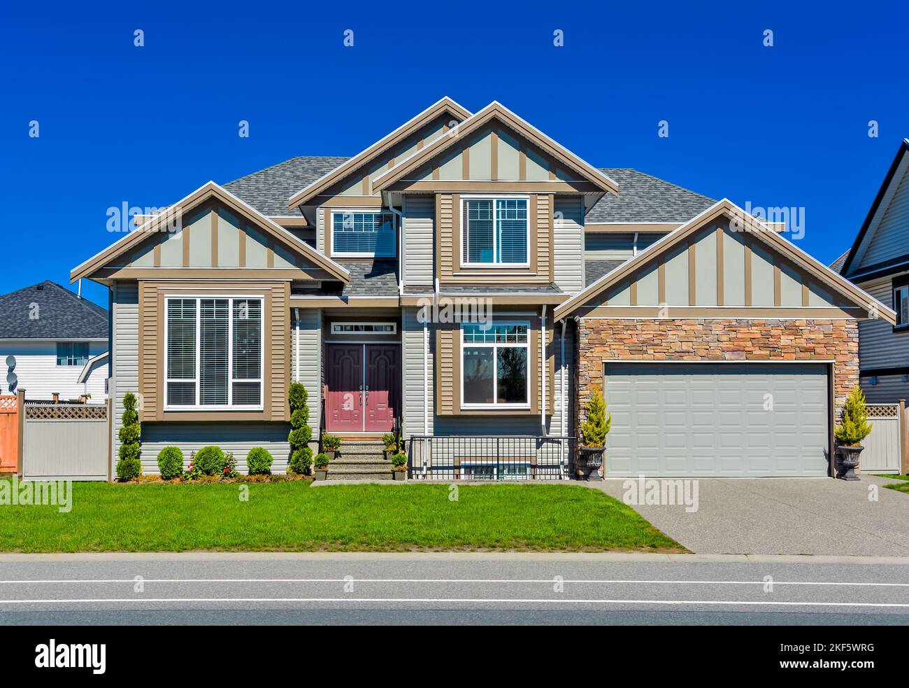Suburban family house with green lawn in front Stock Photo - Alamy