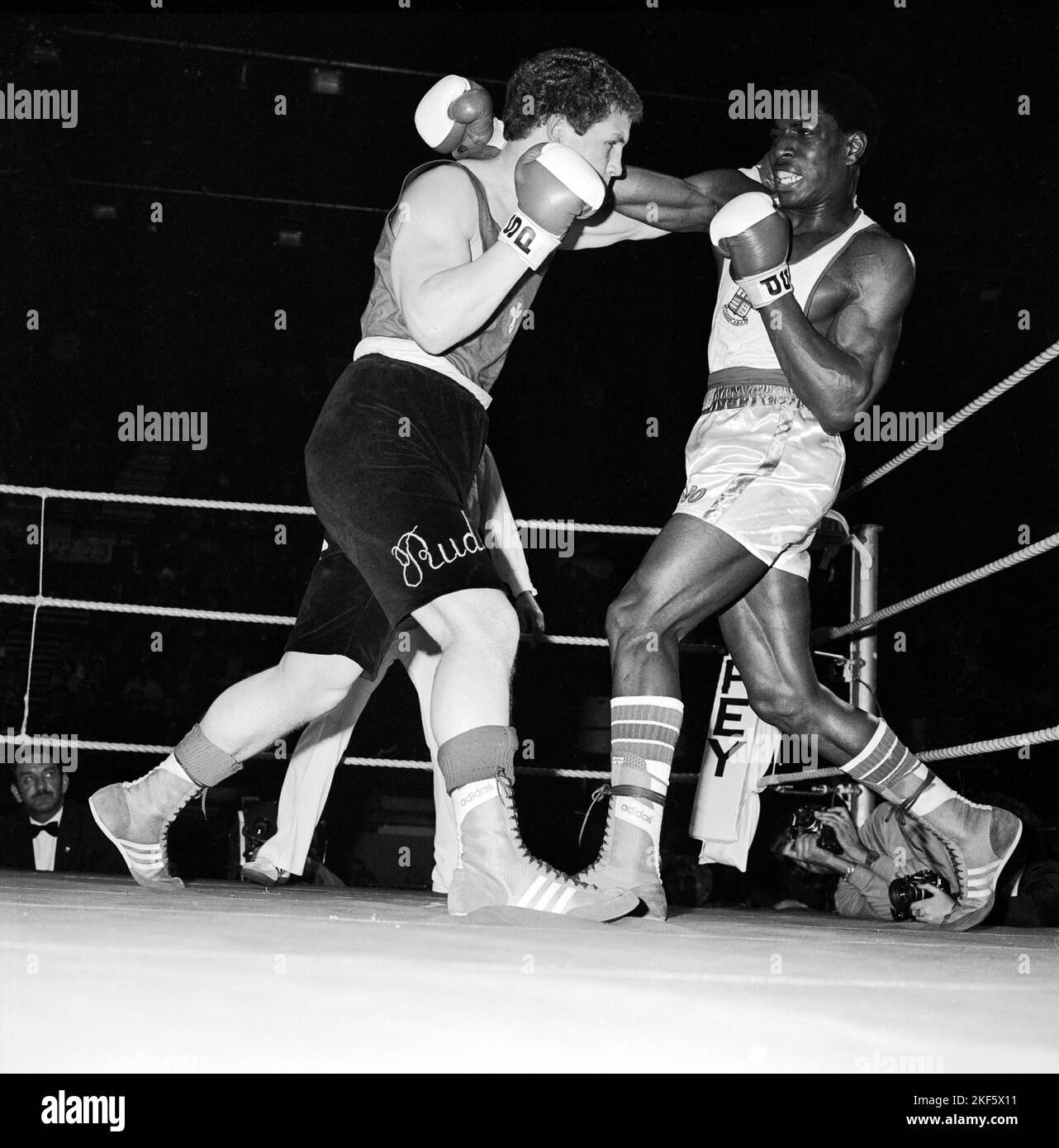 (L-R) Rudi Pika and Frank Bruno flail away at each other Stock Photo ...