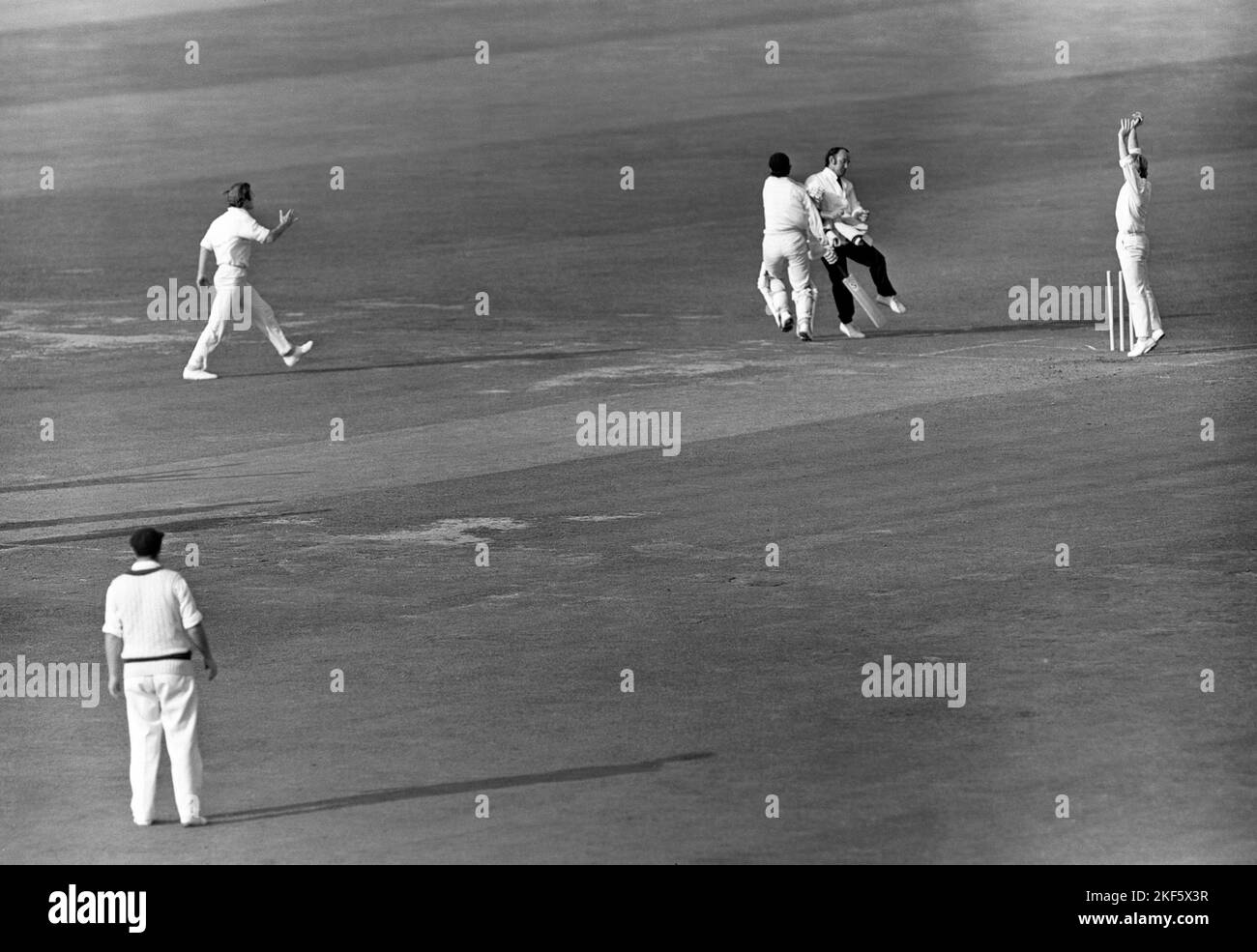 Kent's Alan Knott is run out as he runs into the umpire Stock Photo - Alamy