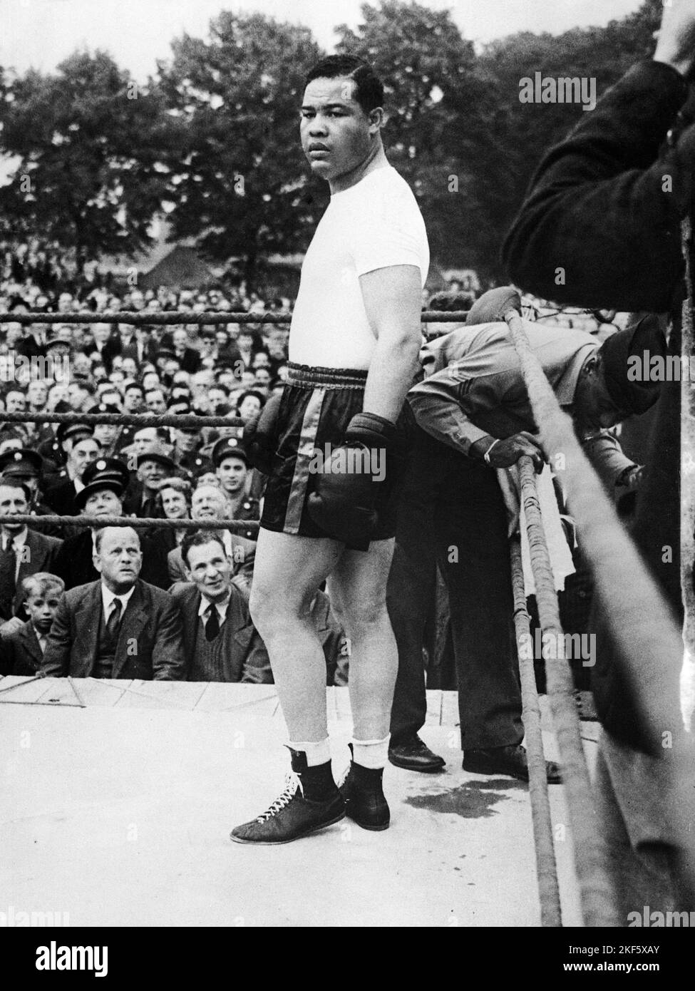 World Heavyweight Champion Joe Louis in his corner before the start of ...