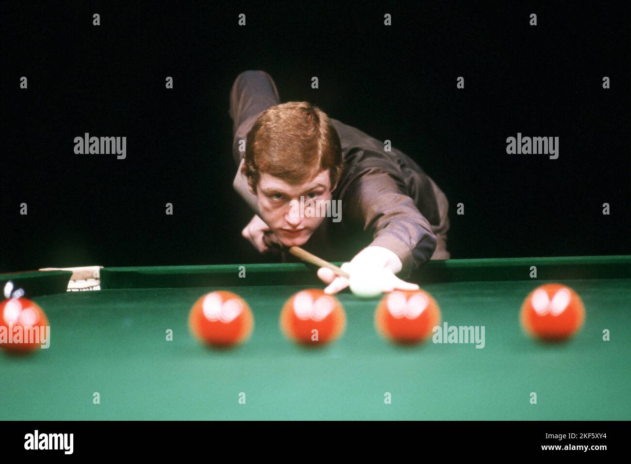 Steve Davis lines up a red Stock Photo - Alamy