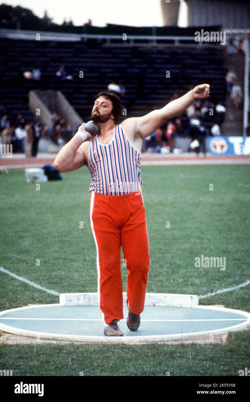 Geoff Capes in the shot put circle Stock Photo - Alamy
