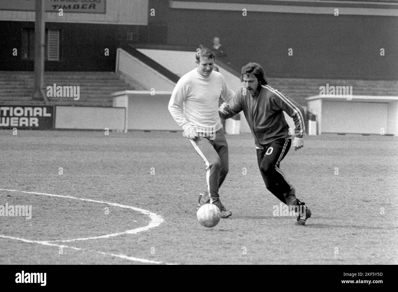 Crystal Palace's Don Rogers (r) skins manager Malcolm Allison (l ...