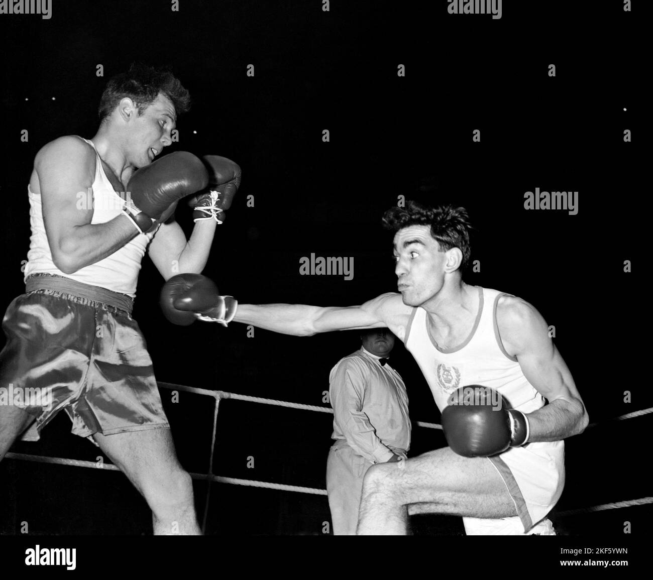 British Army's LD O'Connell (r) throws a straight right to the body of ...
