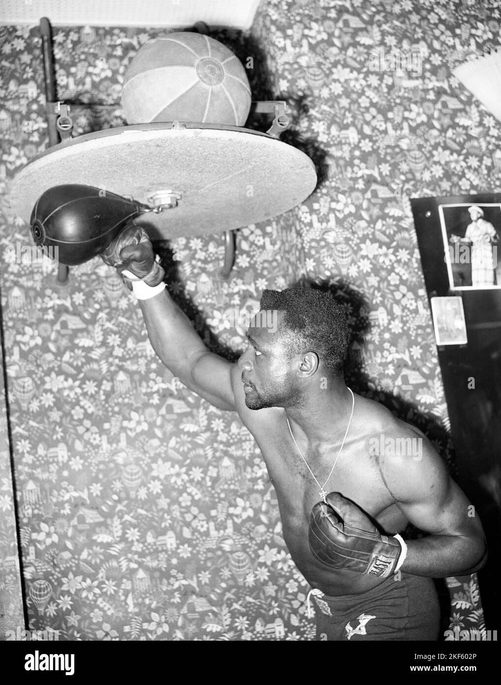 Moses Ward, American boxer, training with a punch bag Stock Photo - Alamy