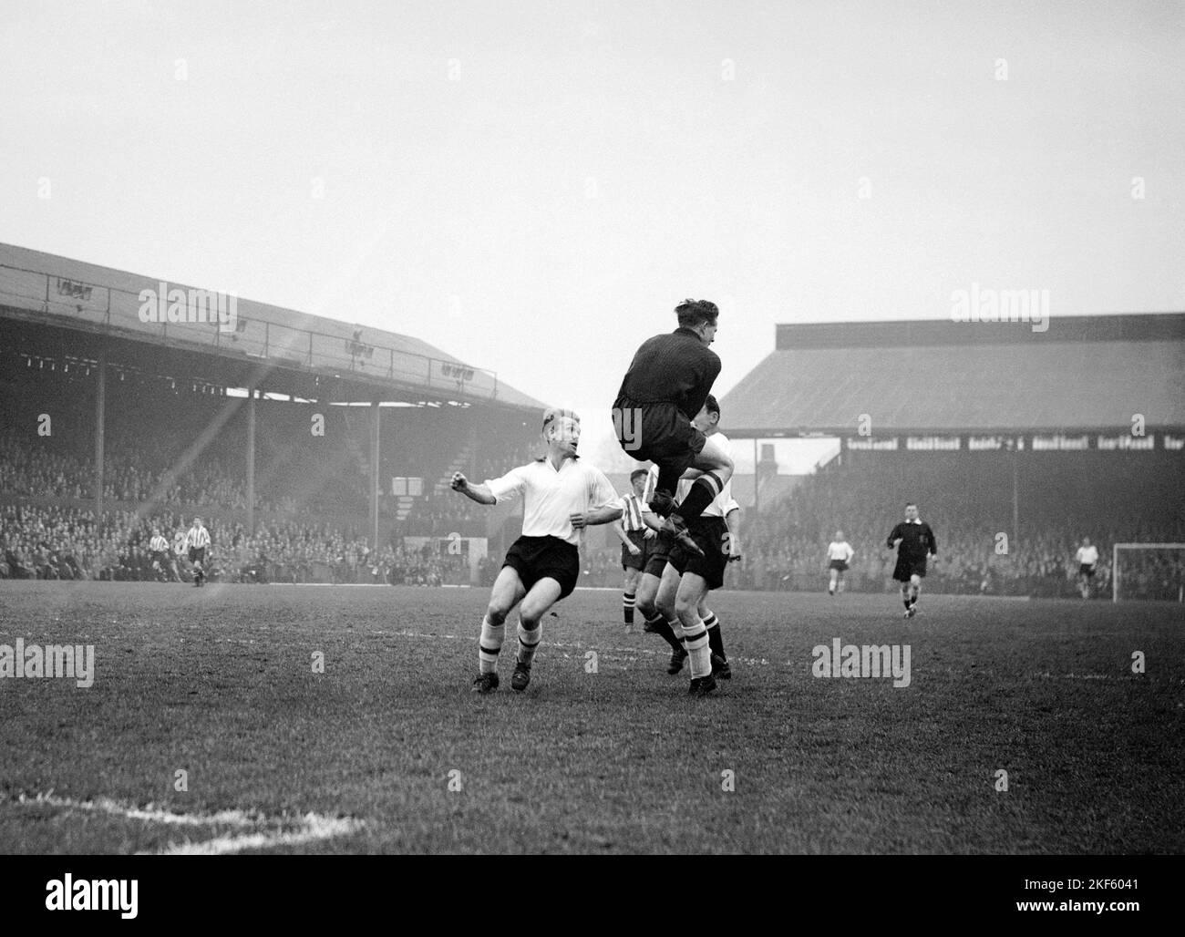 Southampton's Derek Reeves (l) and Brentford's goalkeeper Gerald ...