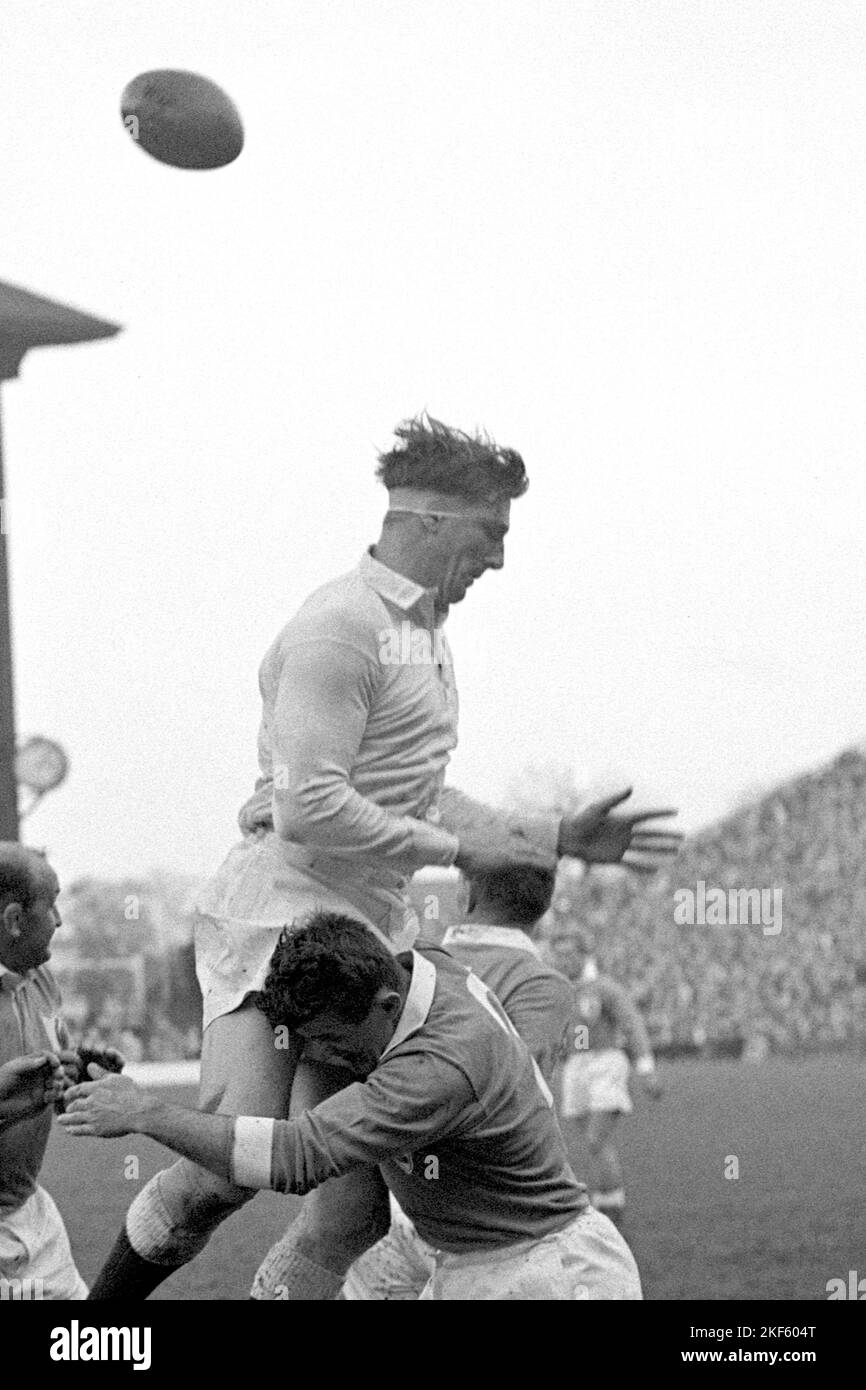 Victor Harding (England) goes up in a line out Stock Photo - Alamy