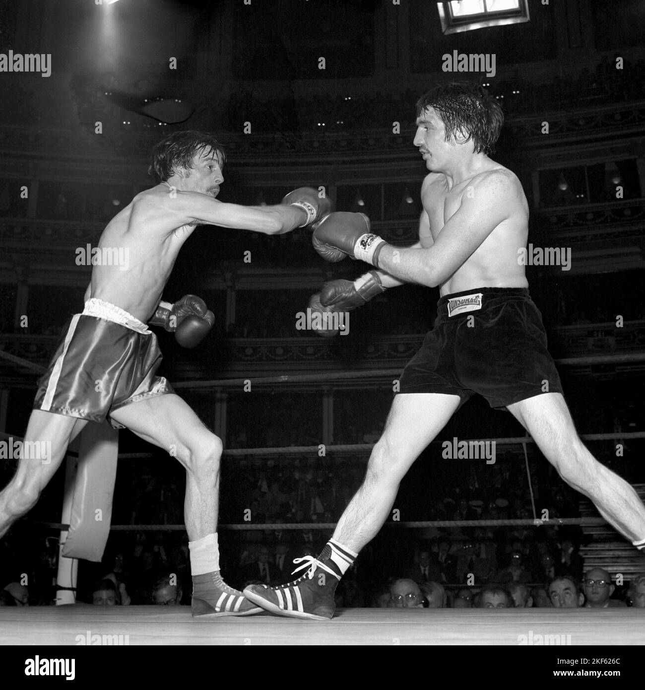 Pat Cowdell, left, swings at Dave Needham with a right hook Stock Photo ...